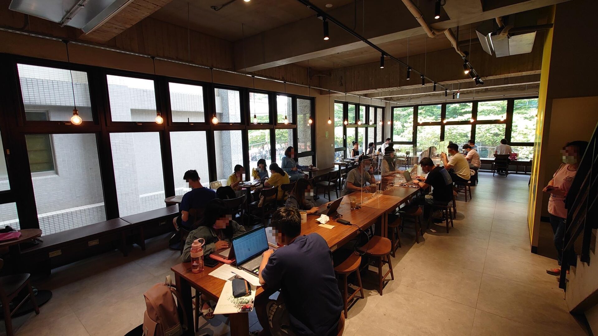 【食記】Dreamers Coffee Roasters-很適合來這裡靜靜做自己事的咖啡廳(新店家樂福對面 素食友善) - 台灣貪吃胖的玩樂故事