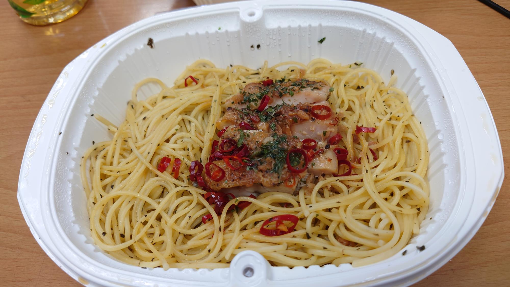 【蒜炒塔香腿排】微辣蒜香的義大利麵(全家便利商店 uno pasta) - 台灣貪吃胖的玩樂故事